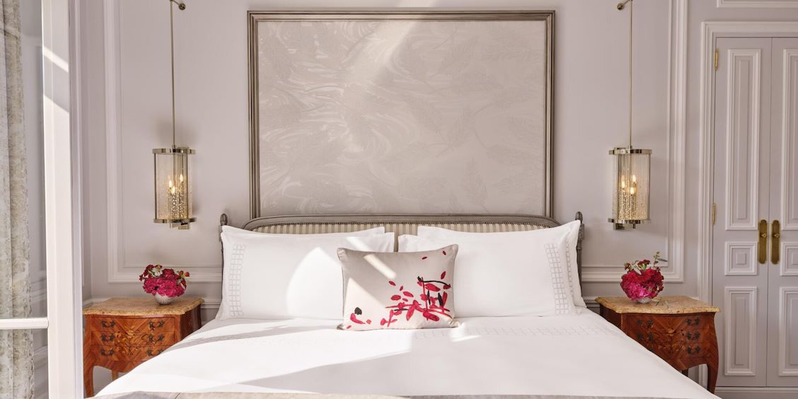 Deluxe Suite With Paris Views & Balcony | Hôtel Plaza Athénée